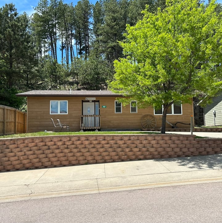 Rocky Cliff 3 Bedroom/2 Bath Home In Hill City! - Hill City, SD