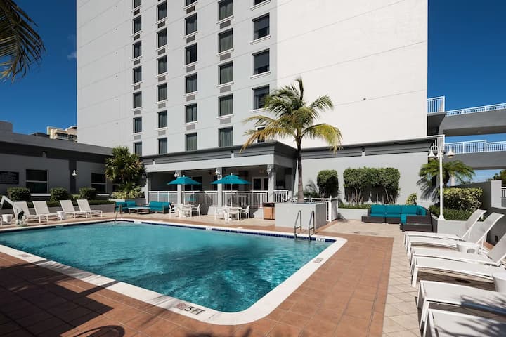 Pet Friendly Unit | Free Breakfast | Onsite Pool - Fort Lauderdale, FL