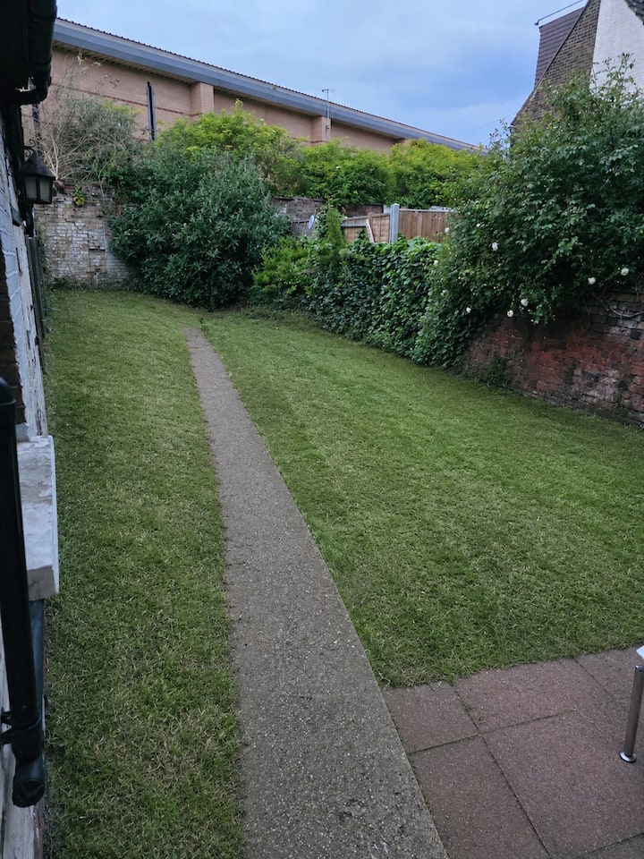 Garden Flat In Watford | Sleeps4 | Onstreet Prkng - Watford