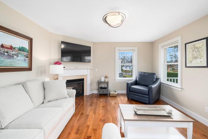 Roof Top Retreat! Only Steps To Boon St Market! - Narragansett, RI