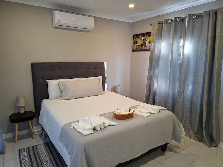 House Sawubona | Cozy En-suite Queen Room 1 - Kroonstad
