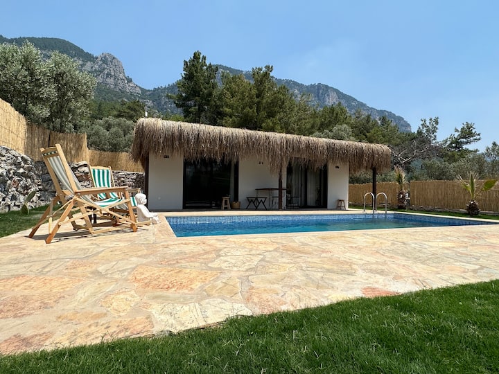 Akyaka’da Havuzlu Deniz Manzaralı Villa - Akyaka