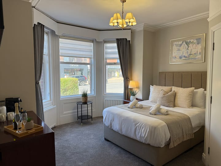 Entire Guesthouse - Sleeps 18 - 9br/ Lisburn Road - Belfast
