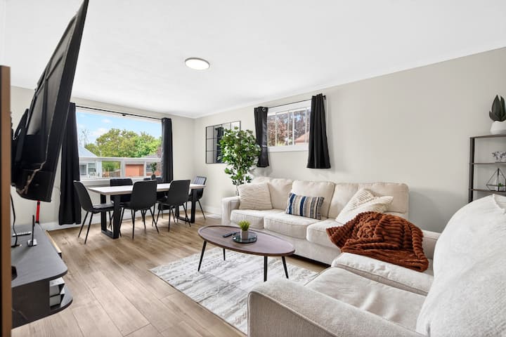 Sleeps 13 | 7 Bed | Campfire | Patio | Laundry - London, Ontario