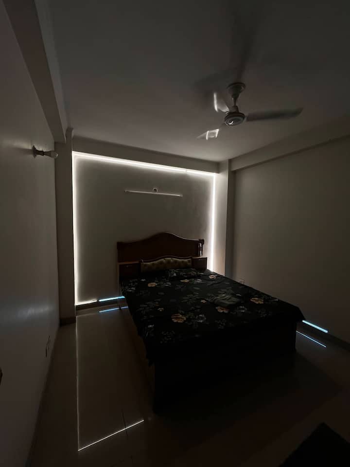 6thflr-3bhk-neargodwinhotel-lift-metro. Have Great - Meerut
