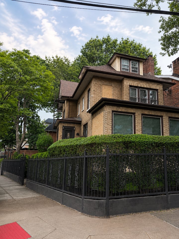Luxury Pre-war Townhouse | Bronx | 5br - Bronx, NY