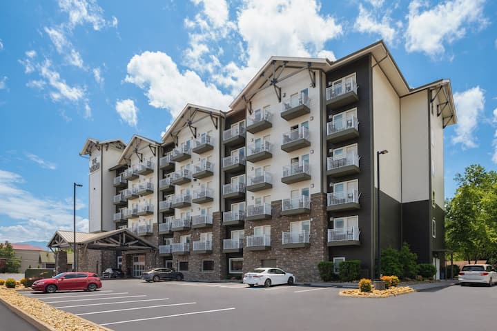King | The Walden | The Island 1 Mile - Pigeon Forge, TN