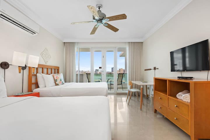 Breezy Studio ° Lagoon Views & Pool - San Juan