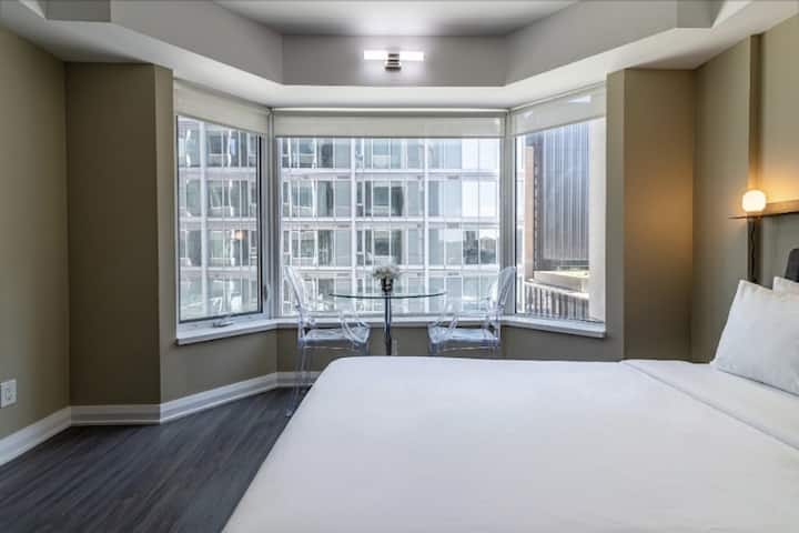 Warm & Comfortable Yorkville Studio Suite - Toronto
