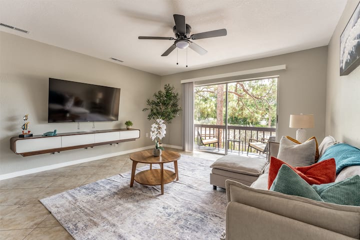 Coastal 2br | Pools + Balcony Near Beach - Sarasota, FL