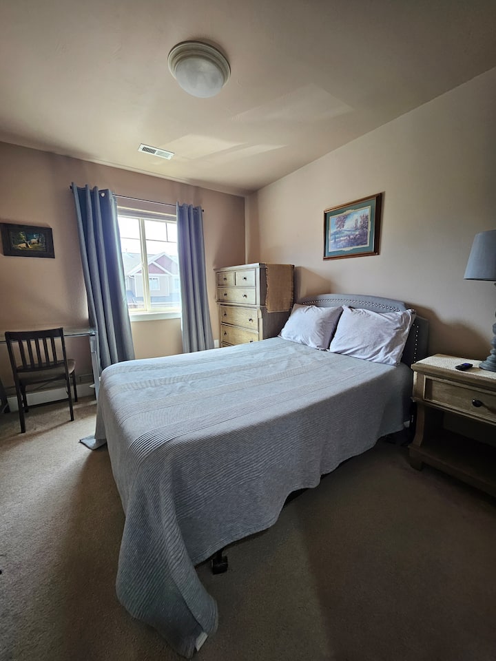 Cozy Room | Workspace + Fast Wi-fi | Near Trails - Bozeman, MT