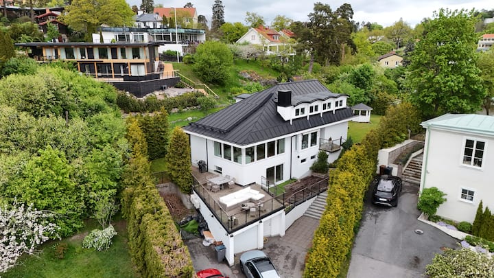Ikonisk Arkitektritad Villa Med Inomhus Pool - Stockholm