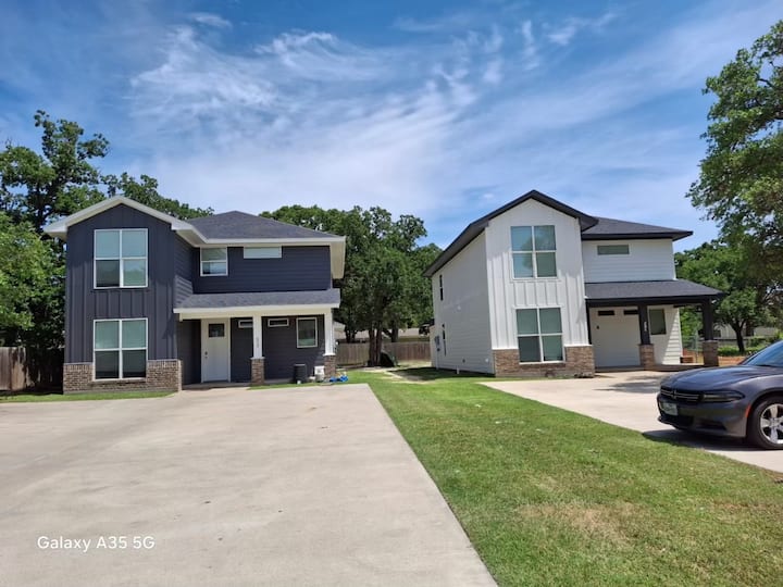 Reunion Retreat, 2homes - Sleeps20, 10 King Suites - Bryan, TX