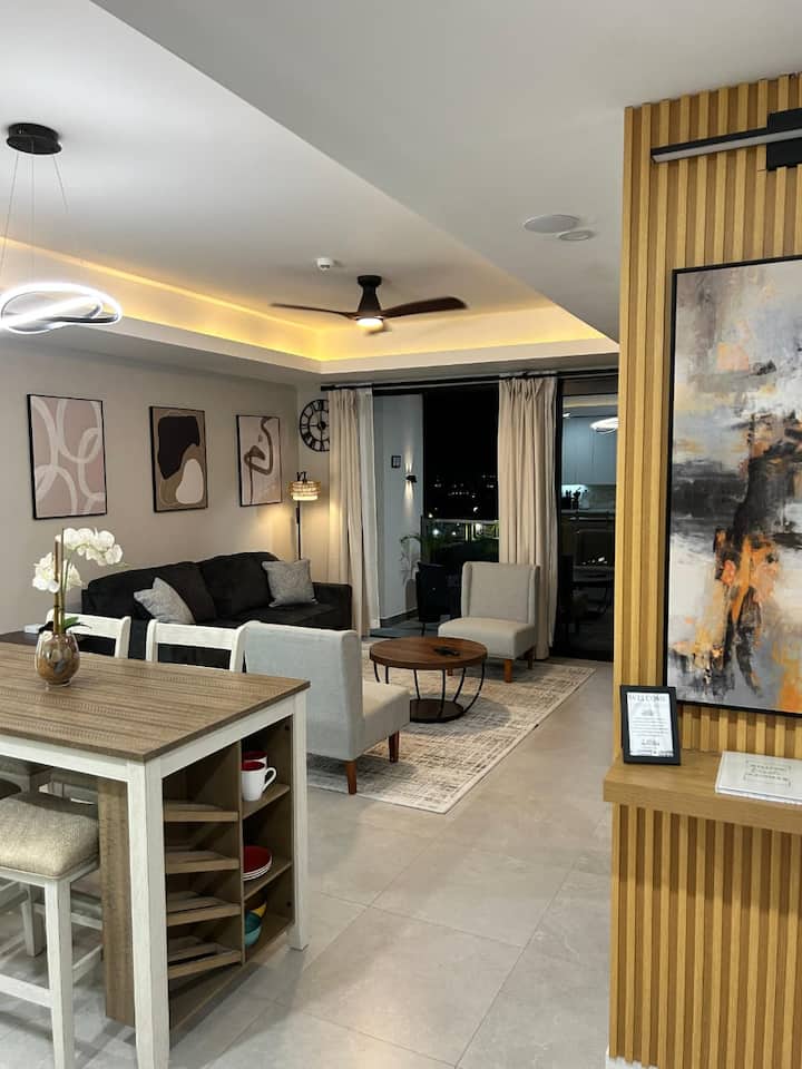Solaris Luxury Sky Condo W/ Sunset & Skyline Views - Kingston