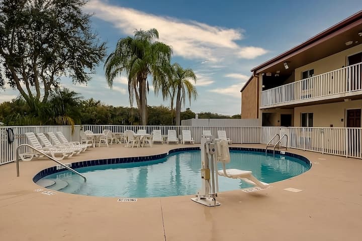 Pet-friendly W/ Outdoor Pool Fun & Free Parking - Ellenton, FL