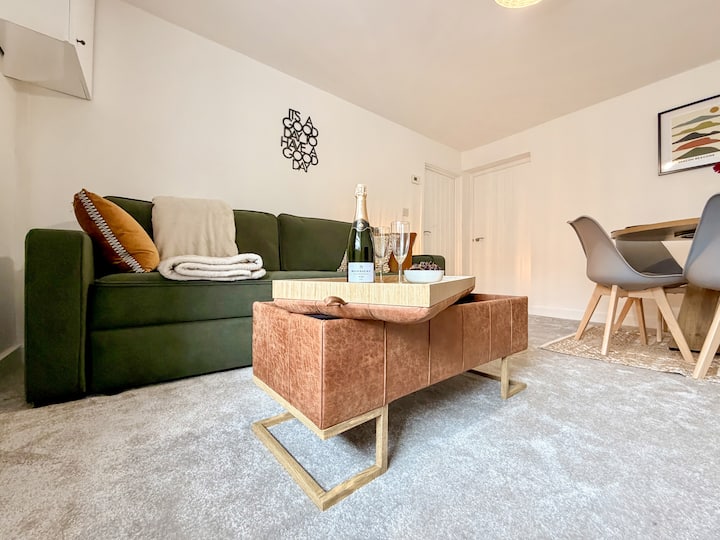 Laurel, Bright 2-bed Home, Central Aberdare - South Wales