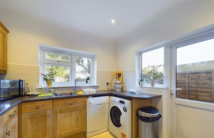 Ha1 4-bed Family Airbnb With:

* Free Parking - Watford