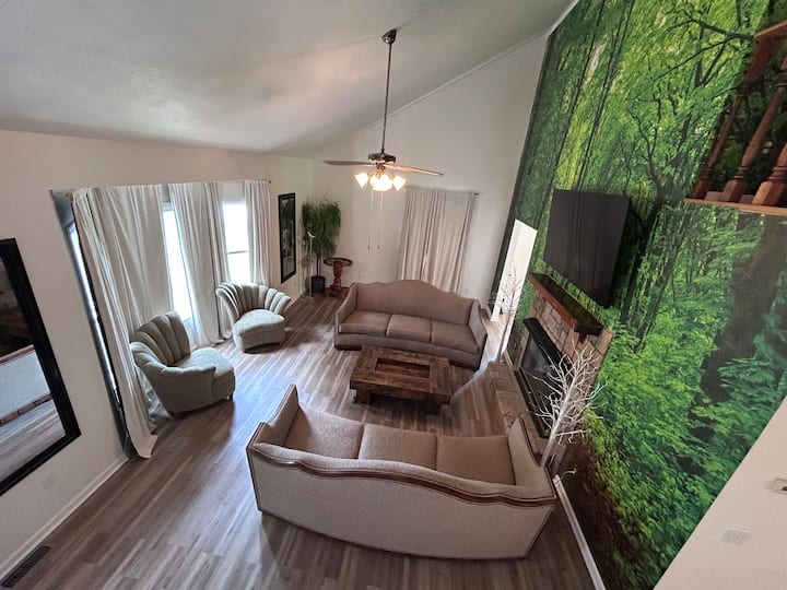 Twin Ponds Inn | 11 Private Acres Near I-70 - Innsbrook