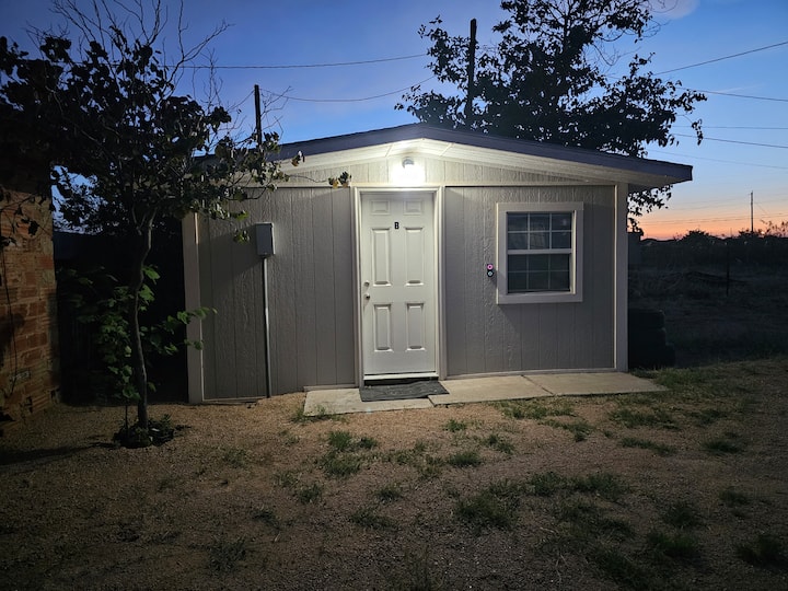 Tiny Studio 1-2 Guests Near The I-20 - Midland, TX
