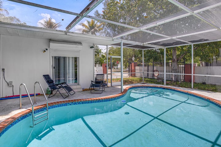 Sunny Pool Days! North Miami Home Base Near Beach - North Miami, FL