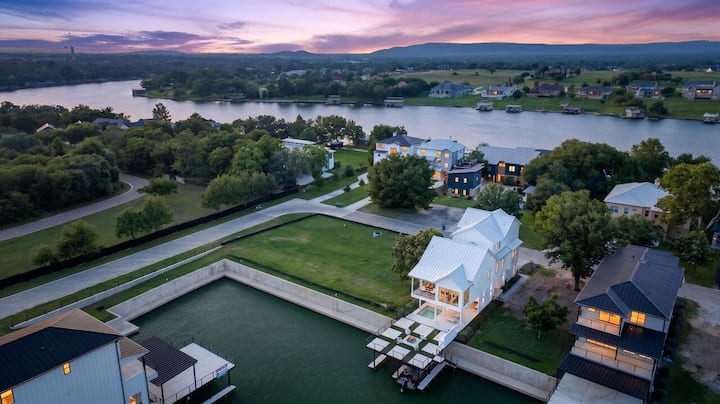 New! Luxury Home On Lake Lbj + Private Boat Slip! - Kingsland, TX