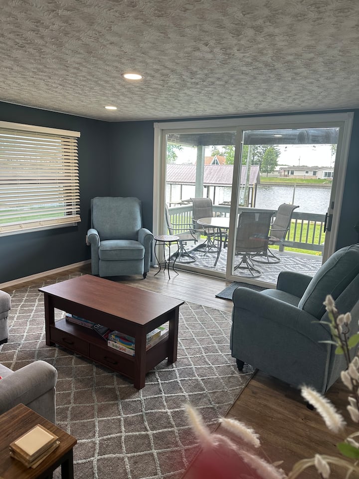 Relaxing Lake Front 2 Bedroom 1 Bath Home - Indiana Beach, Monticello