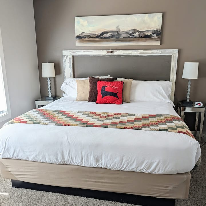 Lakeside Park Retreat | Patio, Grill, Kitchen, Ac - Chelan, WA