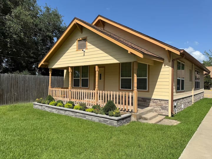 Executive Living 4br 2ba Home - Beaumont, TX