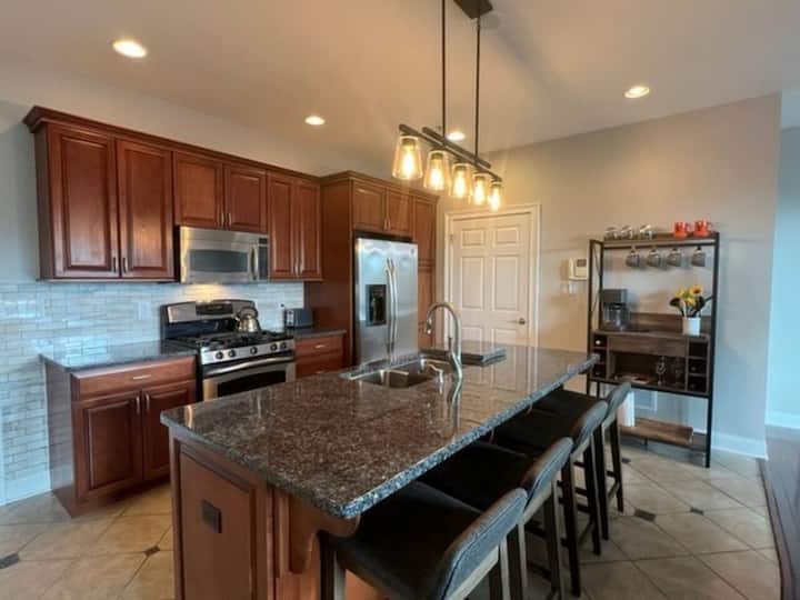 Saratoga Race Season Condo
Home Away From Home - 새러토가스프링스