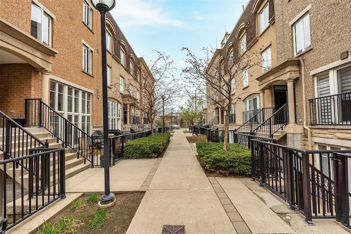 Liberty Village Chic 2br Townhouse - Toronto
