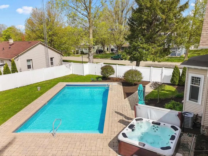 Heated Pool And Hot Tub Near Downtown Lake Geneva! - Lake Geneva, WI