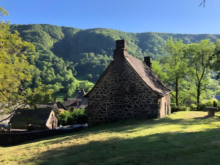 Maison Familiale Face à La Montagne - Salers