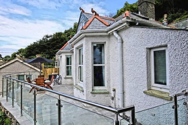 Ferndale - Onsite Parking, Close To Amenities - Looe