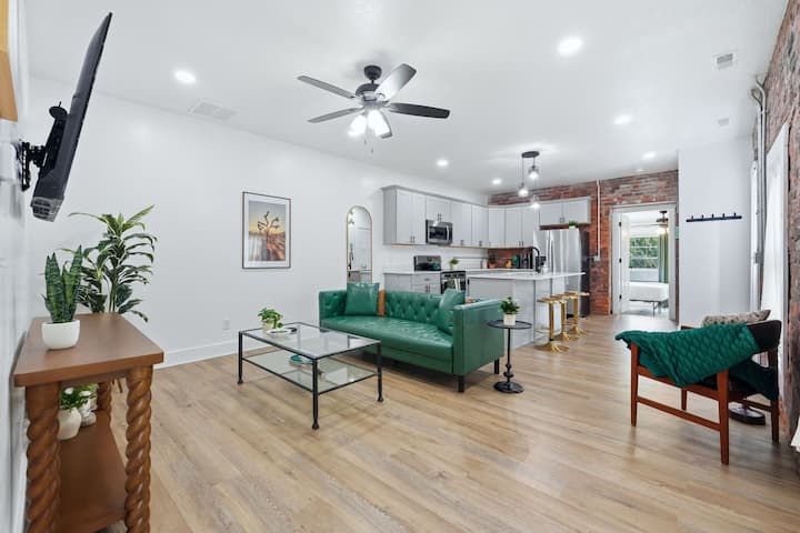 Stylish Loft 2br W/ Quartz Kitchen + Pets Welcome - Fort Wayne, IN