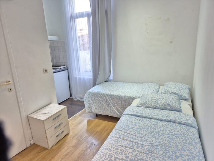 House Of 3 Studios, 3 Bathrooms, 3 Kitchens For 8 - Bryssel