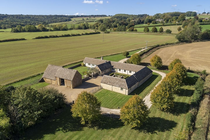 Dog Friendly Barn With Hot Tub -  Middle Farm - Stow-on-the-Wold