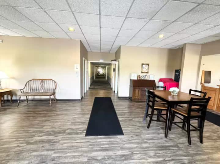 Master Suite W/ Bath & Free Parking - Phoenixville, PA