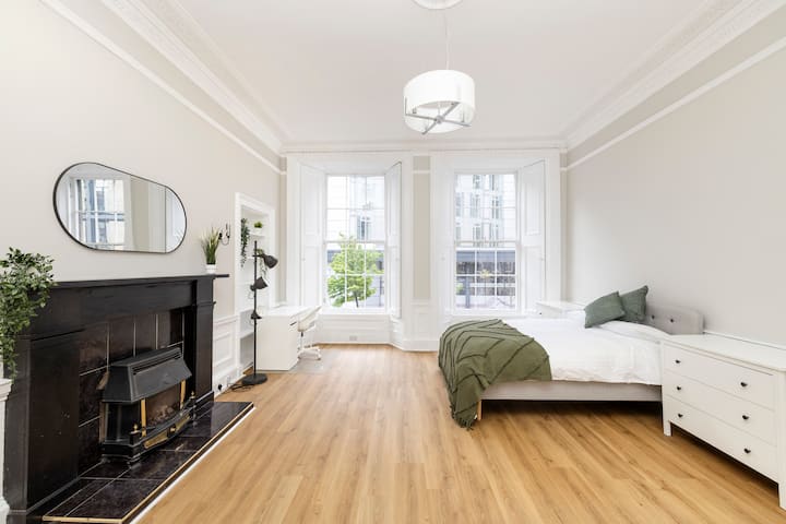 Edinburgh West End 6-bedroom City Apt - Sleep 10 - Edinburgh