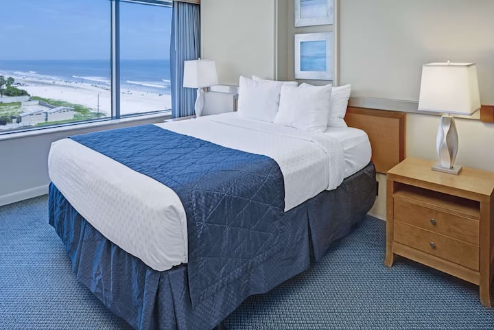 One Suite W/ Balcony | Pool Access | Full Kitchen - Daytona Beach, FL