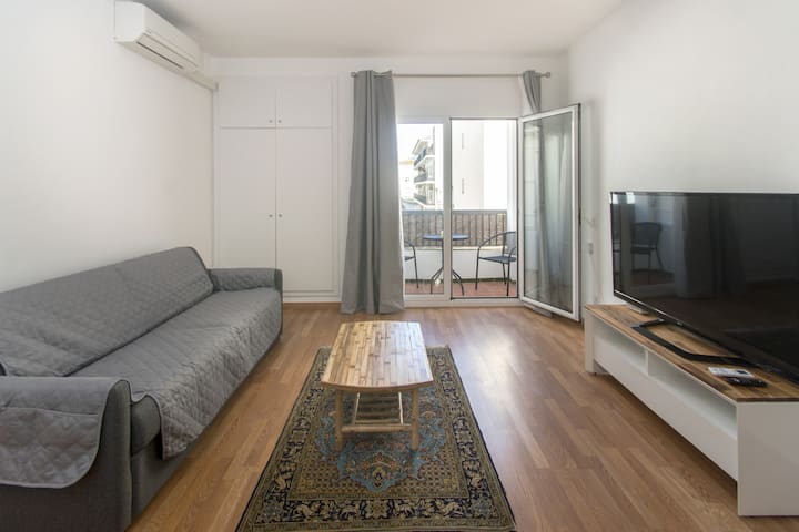 Central 1br Apartment With Balcony & Wifi - Empuriabrava