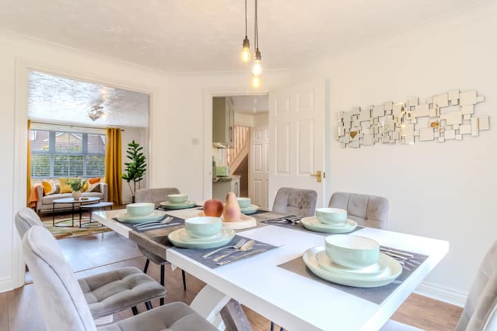 Spacious 4-bed Home With Parking & Wifi - Bedford