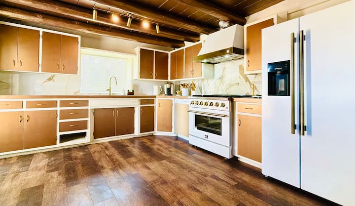 Grand Lodge #5 - King Suite With Kitchen & Laundry - Taos, NM