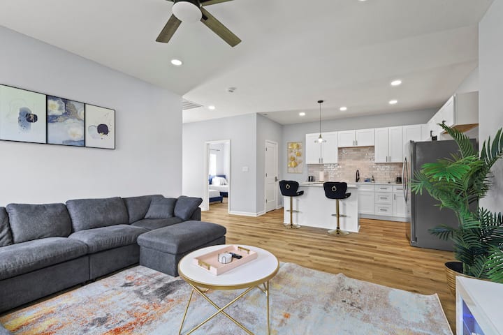 Modern 4br | Chef's Kitchen + Soaking Tub · Indy - Greenwood, IN