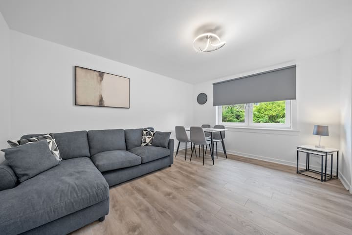 Modern 2-bed Flat | Parking Near Glasgow Airport - Paisley