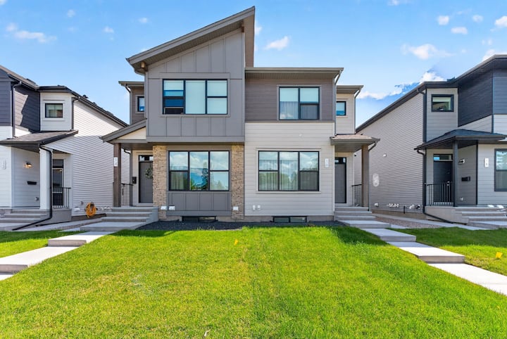 The Avenoir | Newly Built Private Suite| Sleeps 4. - Calgary