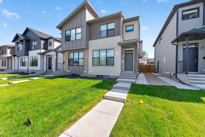 The Avenoir | Newly Built Private Suite| Sleeps 4 - Calgary