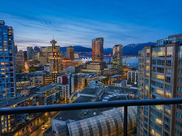 King Bed| Pool| Hot Tub| Sauna| Steps To Bc Place - Vancouver
