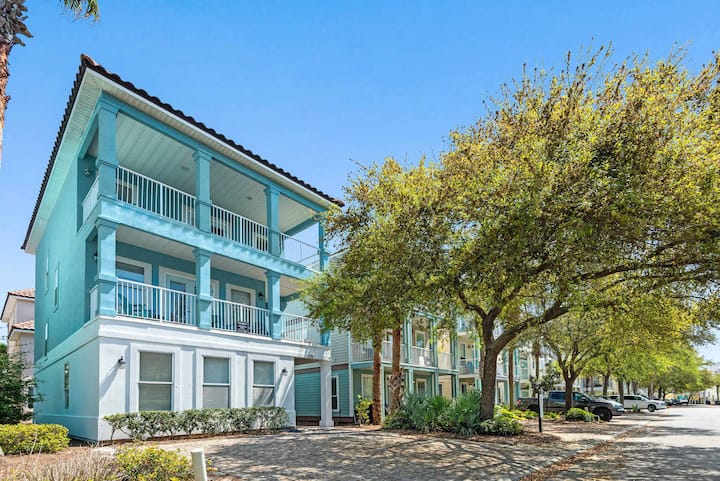 Mins From Beach • Sleeps 17 • Outdoor Seating - Destin, FL