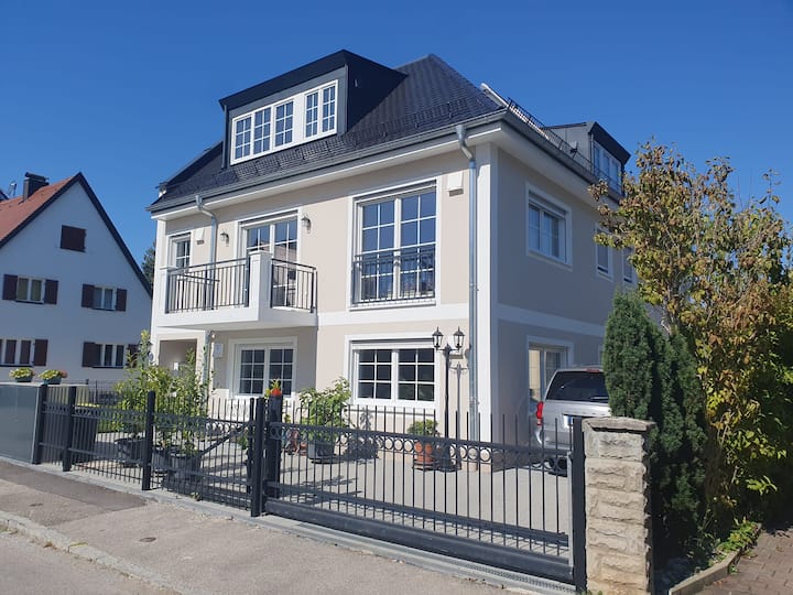 Dachgeschosswohnung Mit Balkon In Exklusiver Villa - Munich