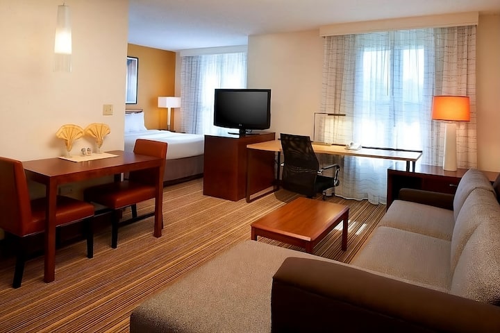 Pleasant Stay! Outdoor Pool, Pets Allowed! - Waukegan, IL